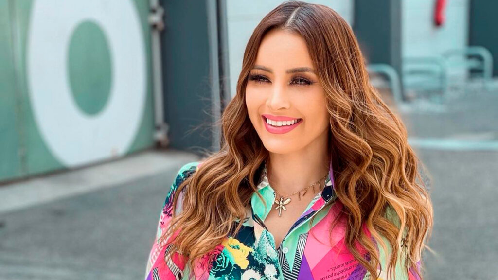 ¡Cynthia Rodríguez por poco y muestra de más en vivo!